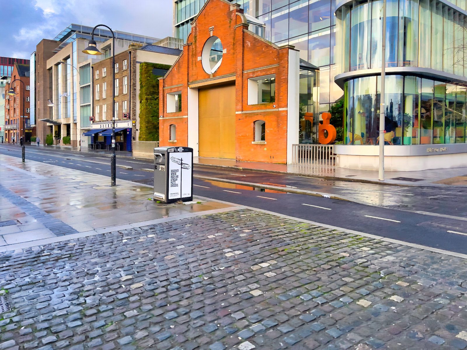 DOCKERS PUB ON SIR JOHN ROGERSON'S QUAY - 2023 PHOTONIQUE PHOTO BLOG