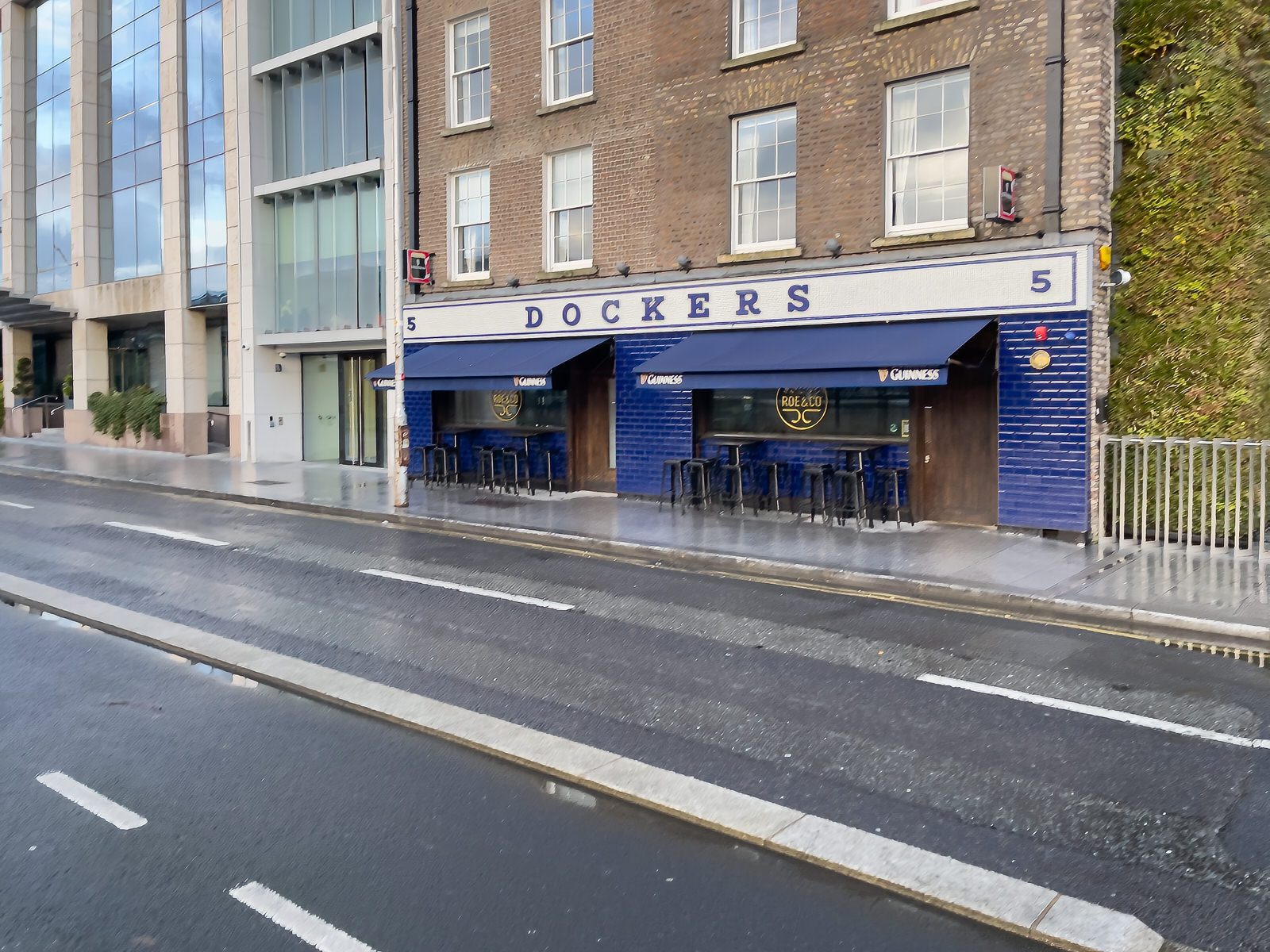 DOCKERS PUB ON SIR JOHN ROGERSON'S QUAY - 2023 PHOTONIQUE PHOTO BLOG